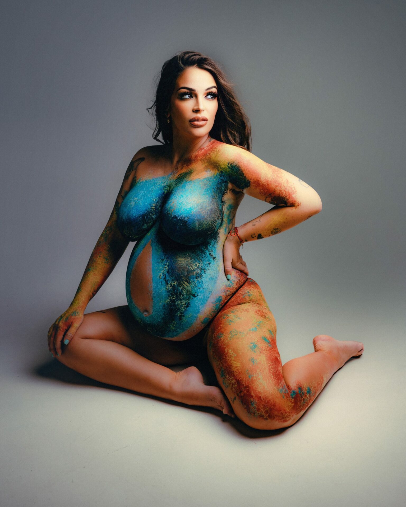 NINA ESPARCIA – OUTFAKESS